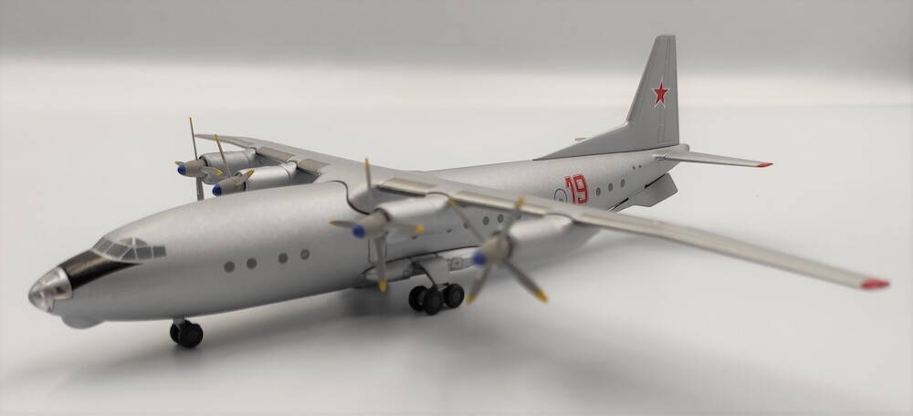 Kum Model SOVIET 19 Antonov An10TC Soviet Air Force Red 19, comma